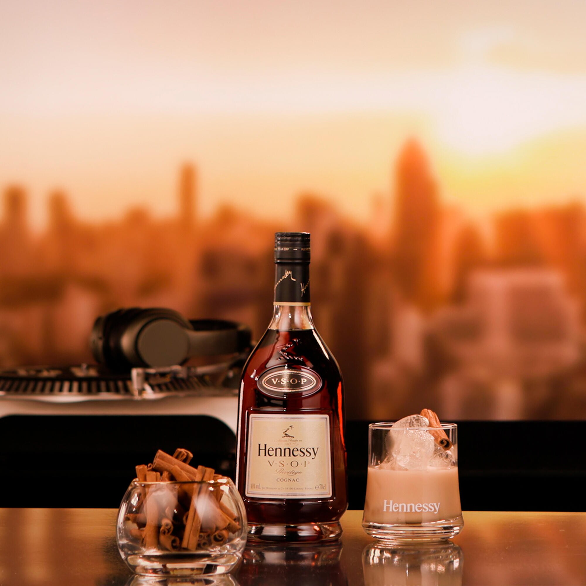 5 cocktails ideal for a rooftop summer party | Hennessy USA